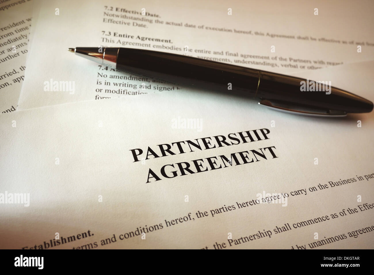 Partnership pen hi-res stock photography and images - Alamy