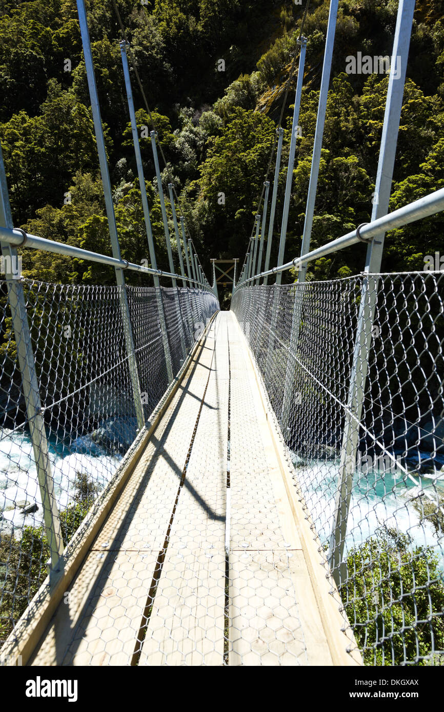 A swing bridge on a walking trail in New Zealand's South Island Stock ...