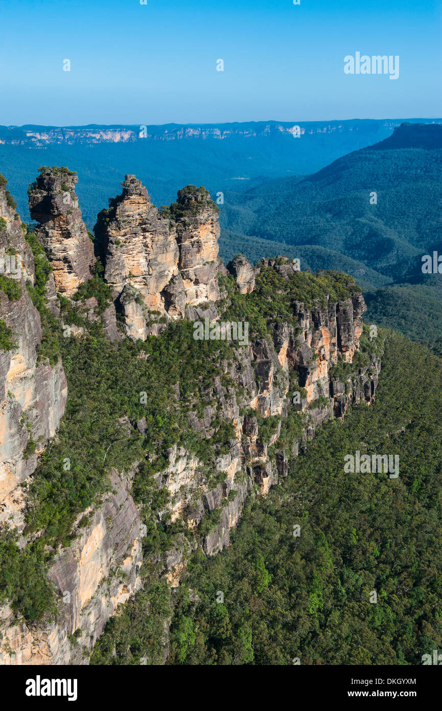 The Three Sisters and rocky sandstone cliffs of the Blue Mountains, New ...