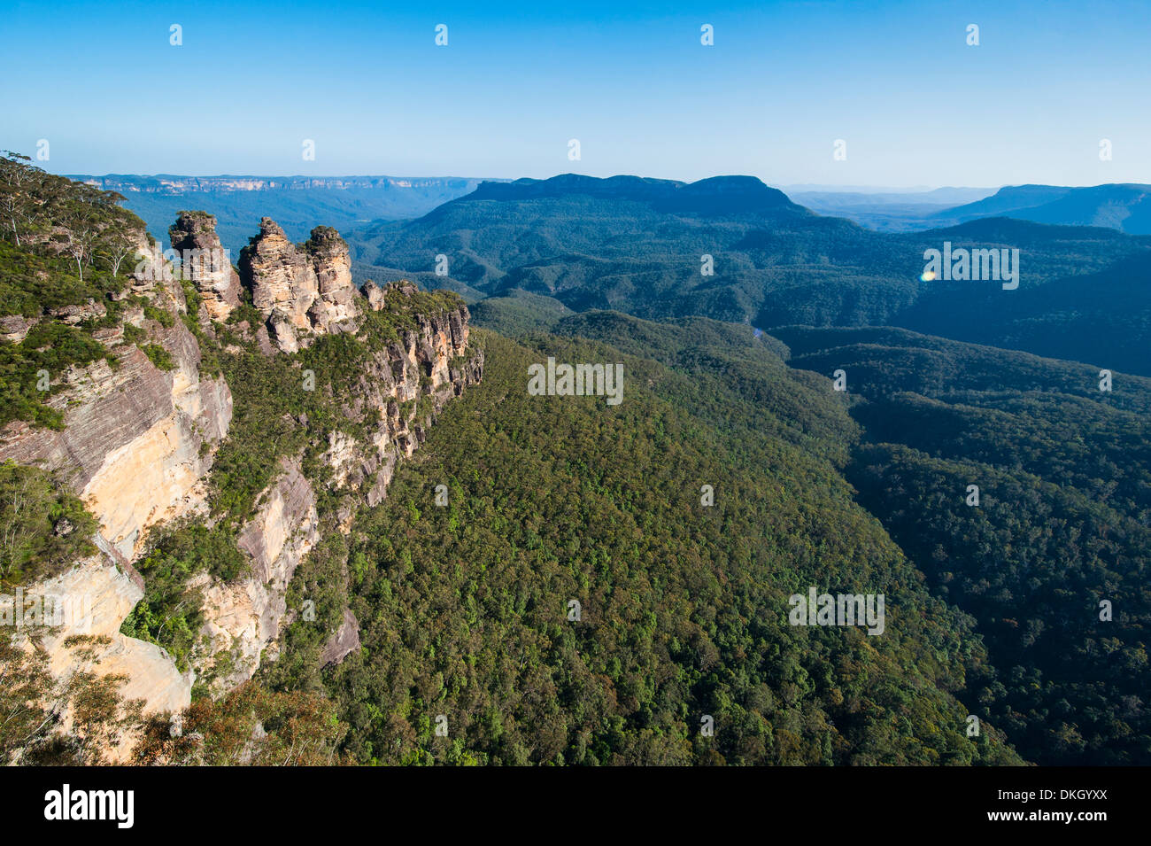 The Three Sisters and rocky sandstone cliffs of the Blue Mountains, New ...