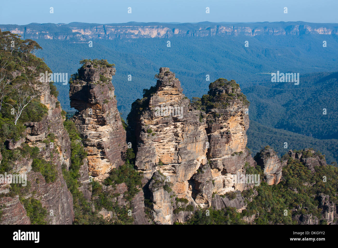 The Three Sisters and rocky sandstone cliffs of the Blue Mountains, New ...