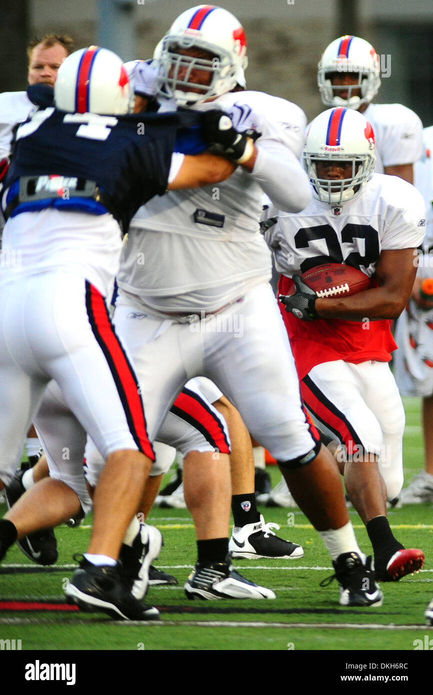 Buffalo Bills runningback Fred Jackson hits the hole during Tuesday's ...