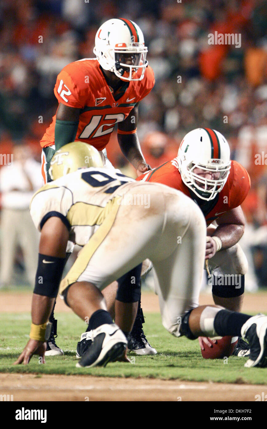 Miami dolphin 33 hi-res stock photography and images - Alamy