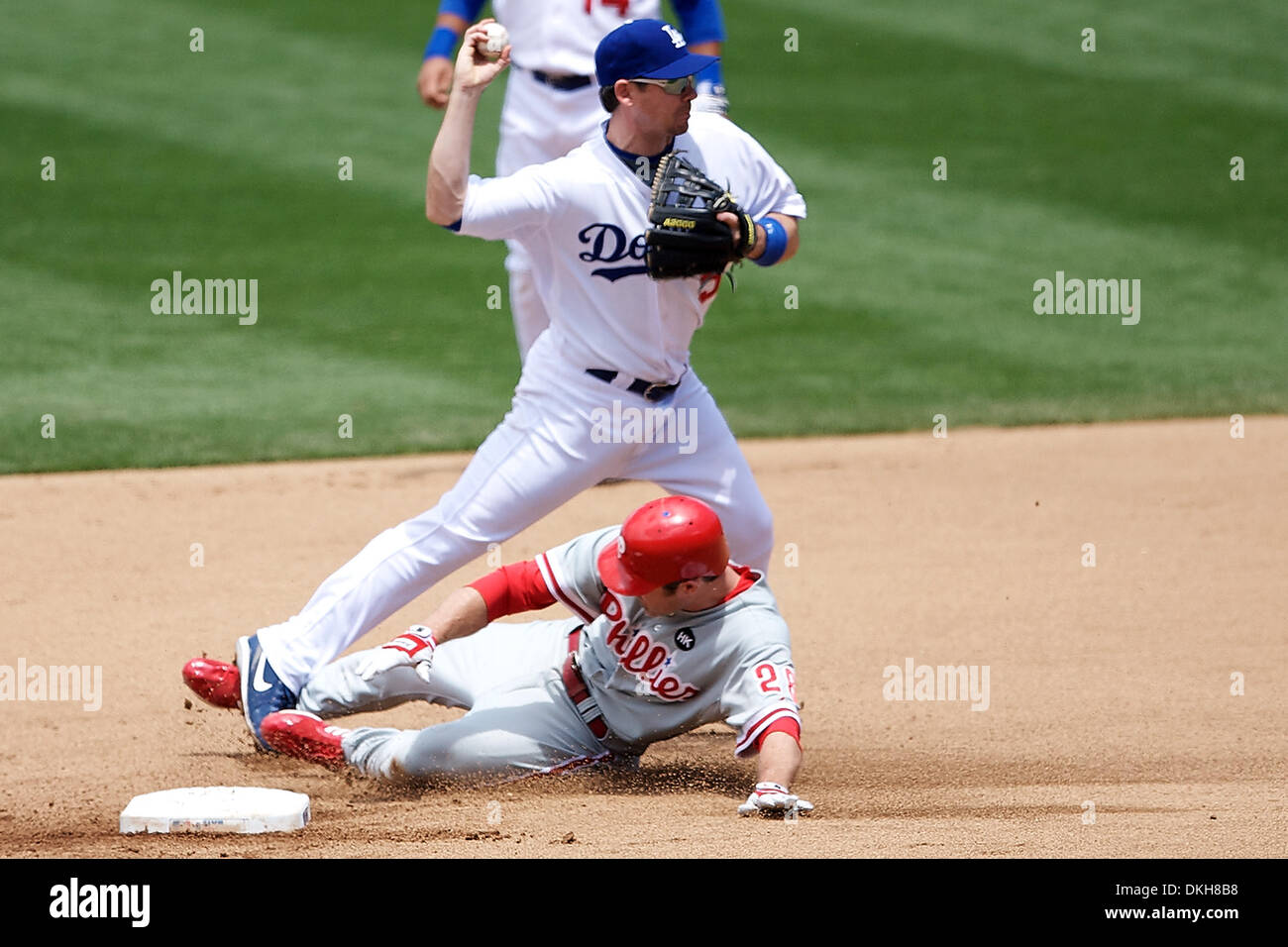 Los Angeles Dodger Third baseman Mark Loretta turns the double play at ...