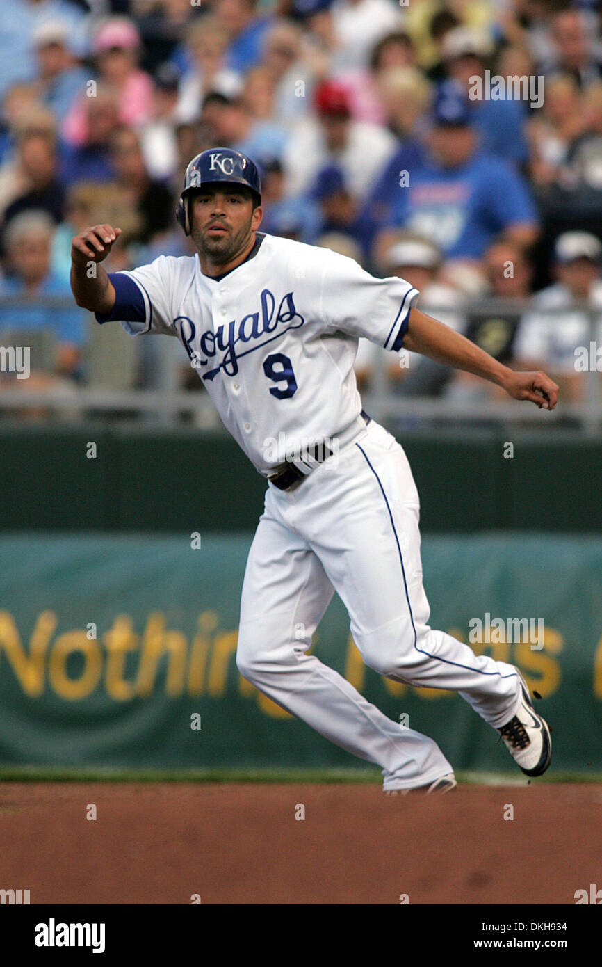 Kansas City Royals' David DeJesus (9) runs to second base during the ...