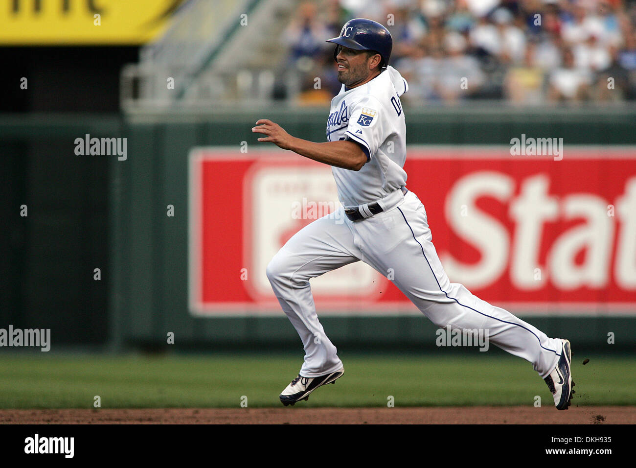 Kansas City Royals' David DeJesus (9) runs to second base during the ...