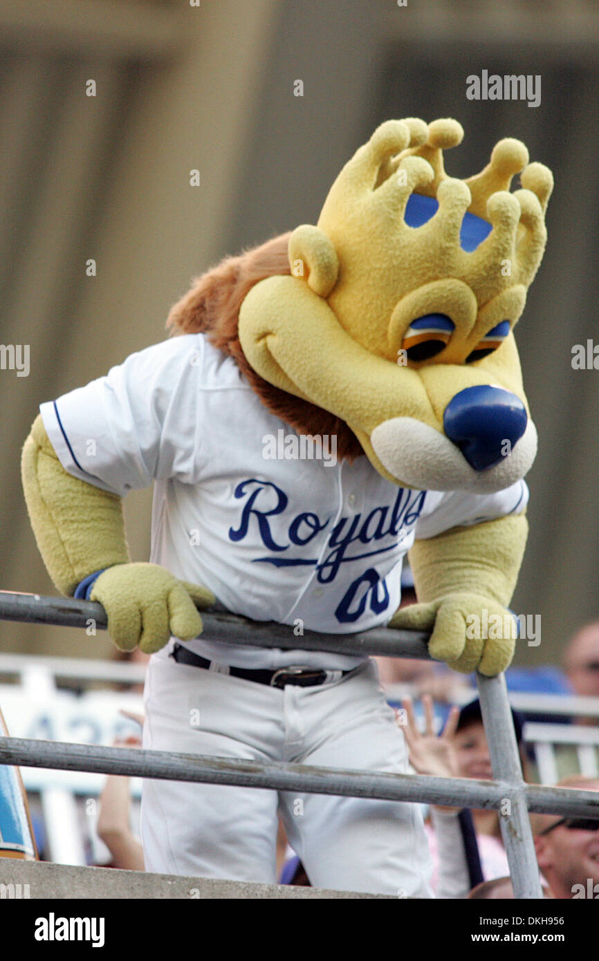 Kansas City Royals mascot Slugger tosses out free hot dogs during the ...