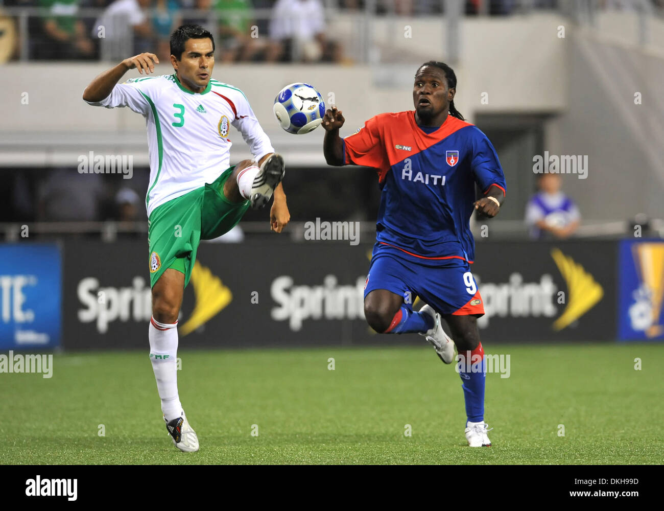 CONCACAF Gold Cup 2009 Quarterfinals - Defender Rodrâ€™guez kicks high ...