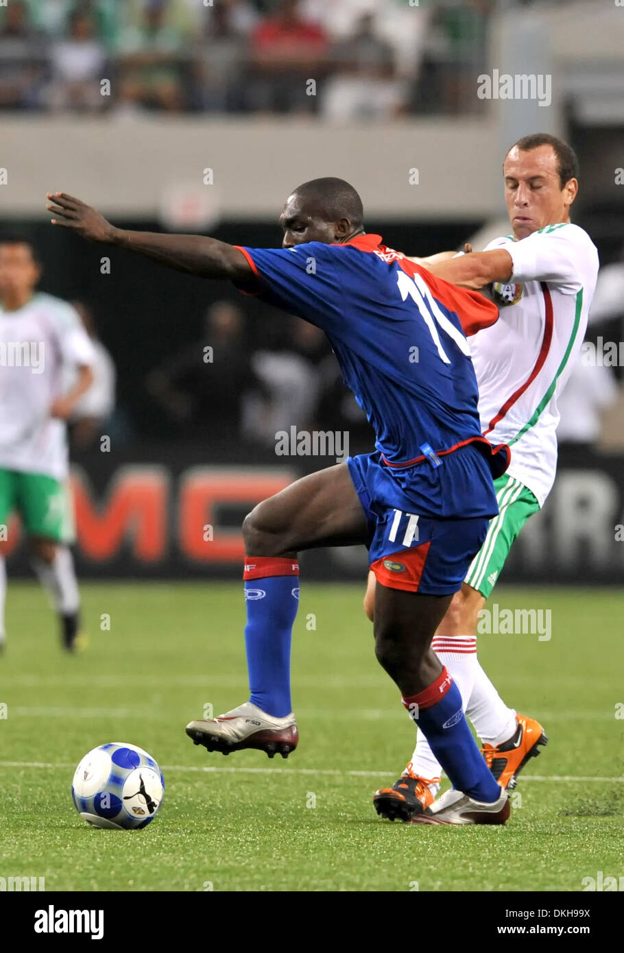 CONCACAF Gold Cup 2009 Quarterfinals - Attacker Noel fights off Torrado ...