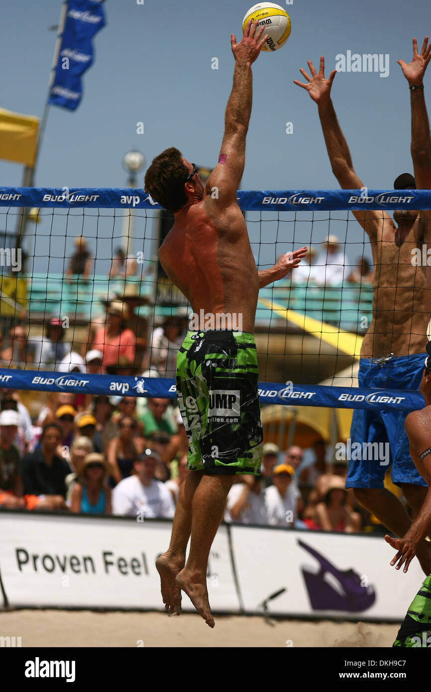 Manhattan Beach Pro Beach Volleyball Championships. Match action during ...