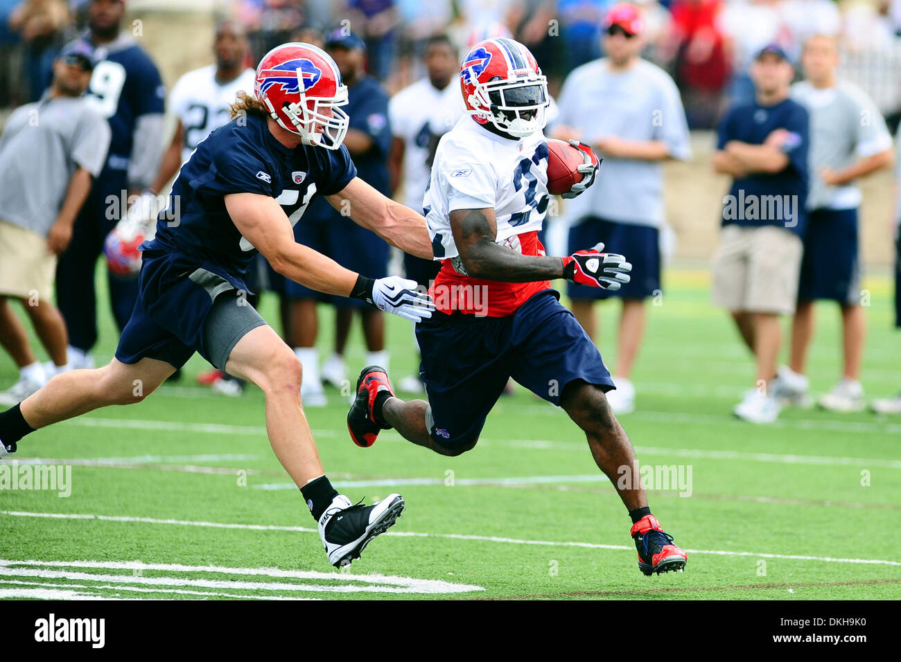 Buffalo Bills runningback Dominic Rhodes (33) tries to escape ...