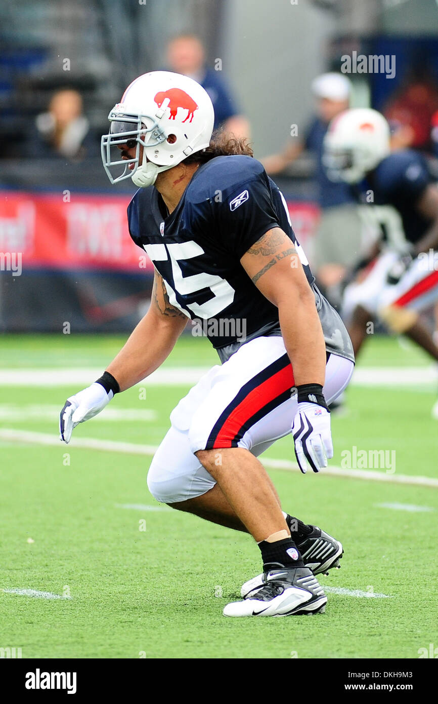 Buffalo Bill Kawika Mitchell gets into position during practice ...