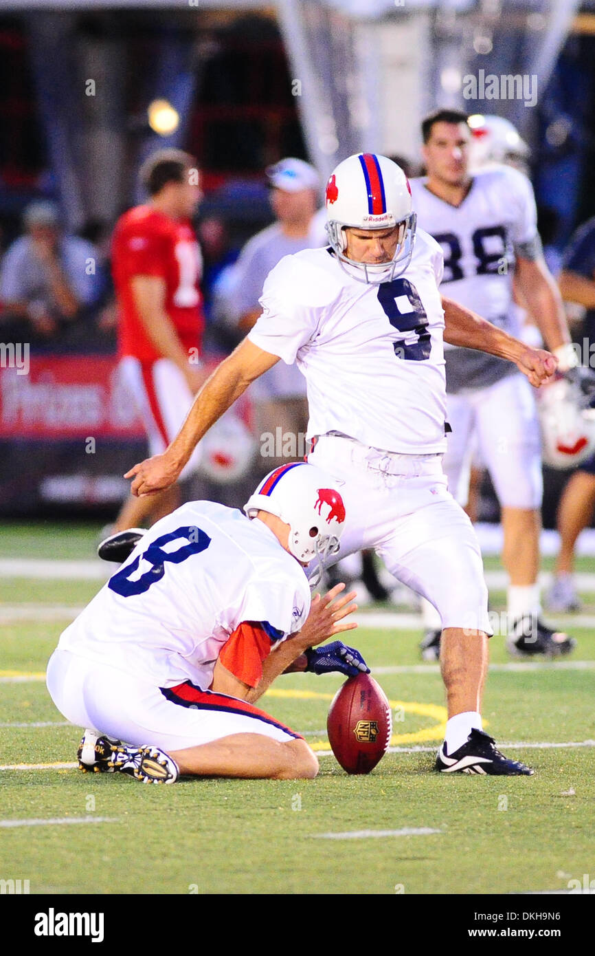 Buffalo Bills kicker Rian Lindell tries a field goal from fourty yards ...