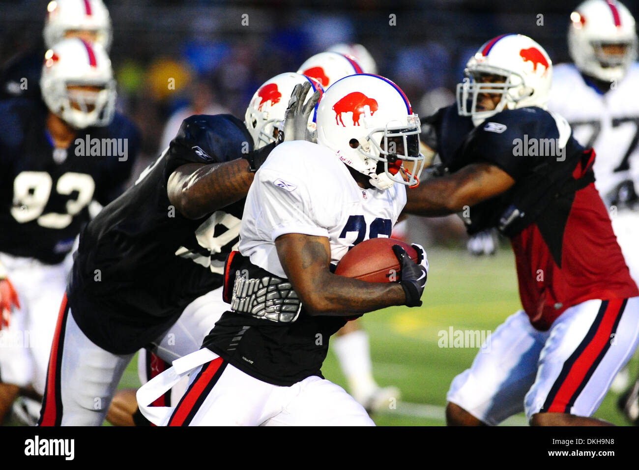 Buffalo Bills runningback Dominic Rhodes carries the ball upfield ...