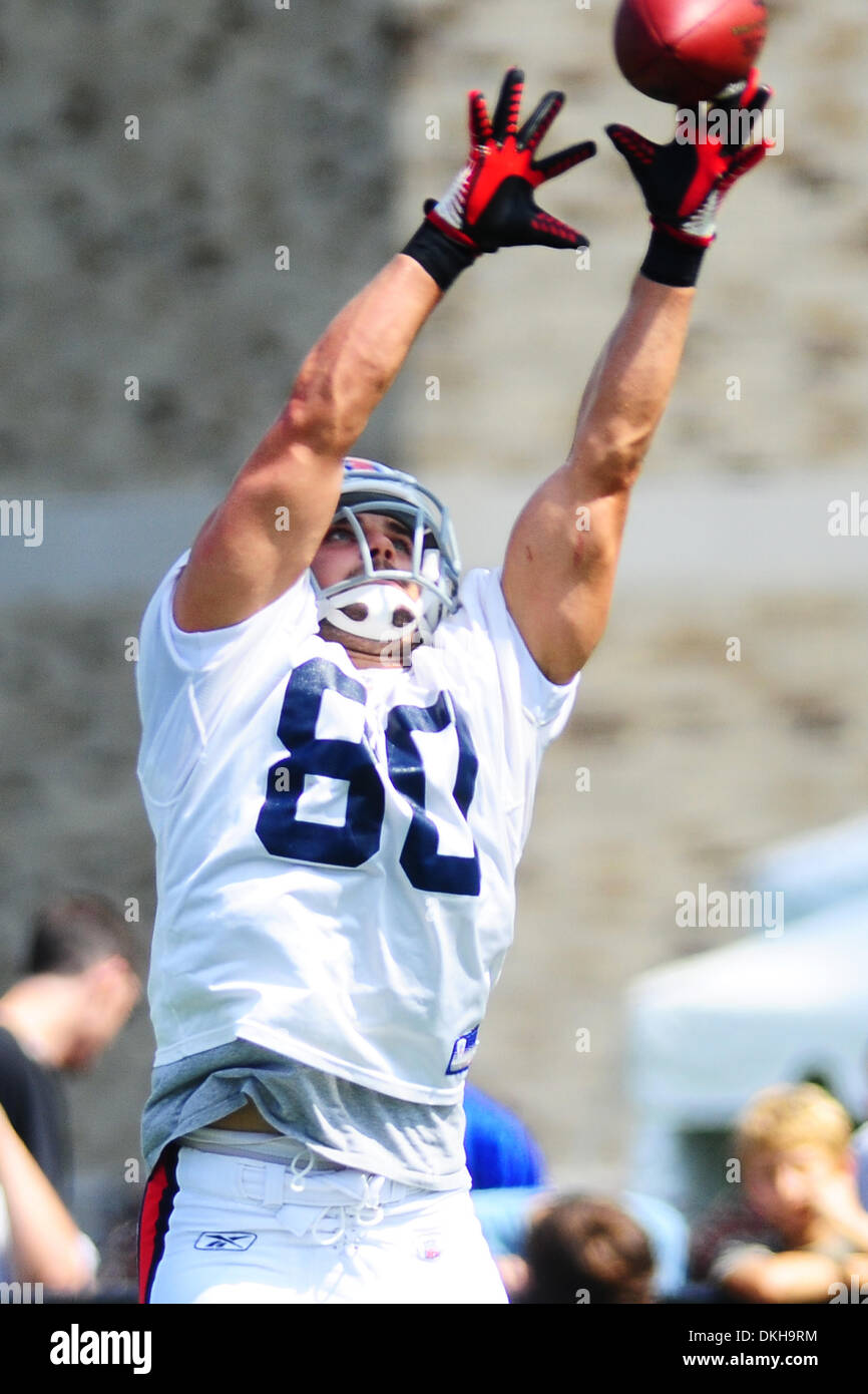 Buffalo Bills tightend Derek Schouman stretches out to make the catch ...
