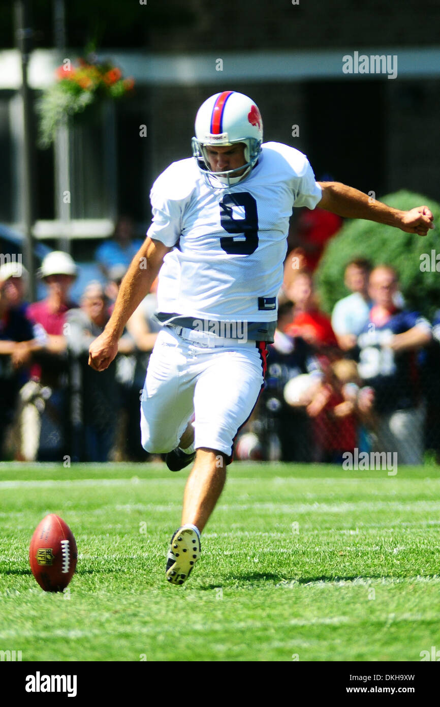 Teams kick hi-res stock photography and images - Alamy