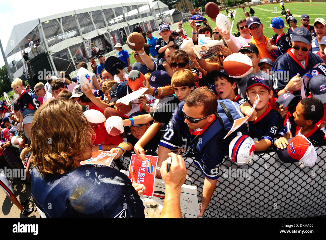 Buffalo Bills fans crowd the fence for linebacker Paul Posluszny during ...