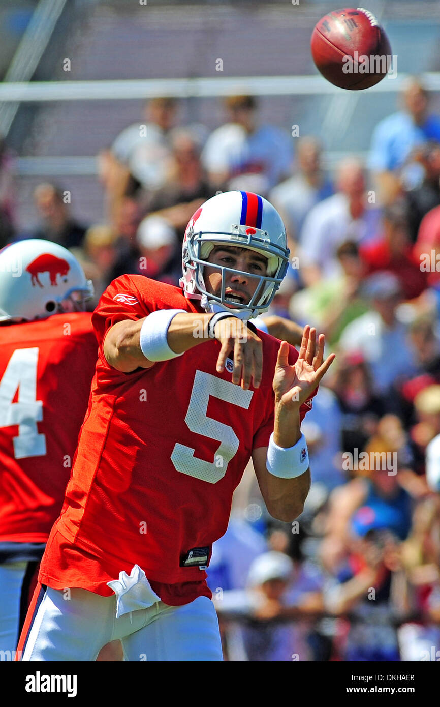 Buffalo Bills quarterback Trent Edwards throws the ball down field ...