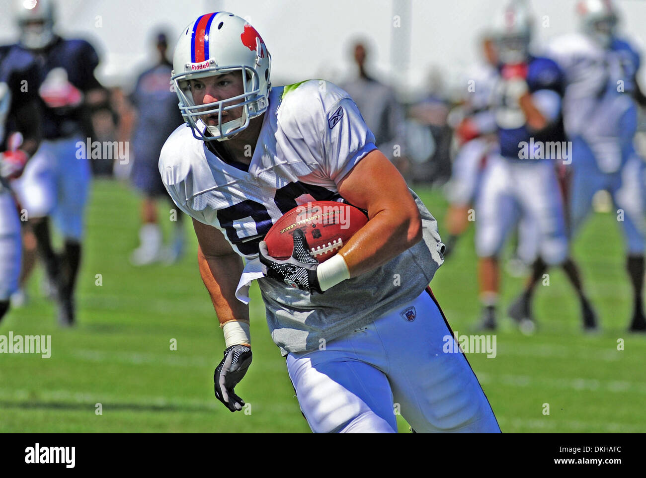 Buffalo Bills tight end Jonathan Stupar races down field after making ...