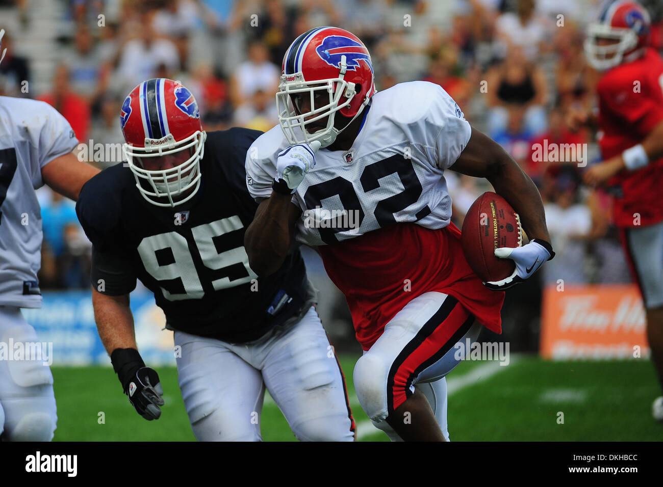 Buffalo Bills running back Fred Jackson tries to out run defensive ...