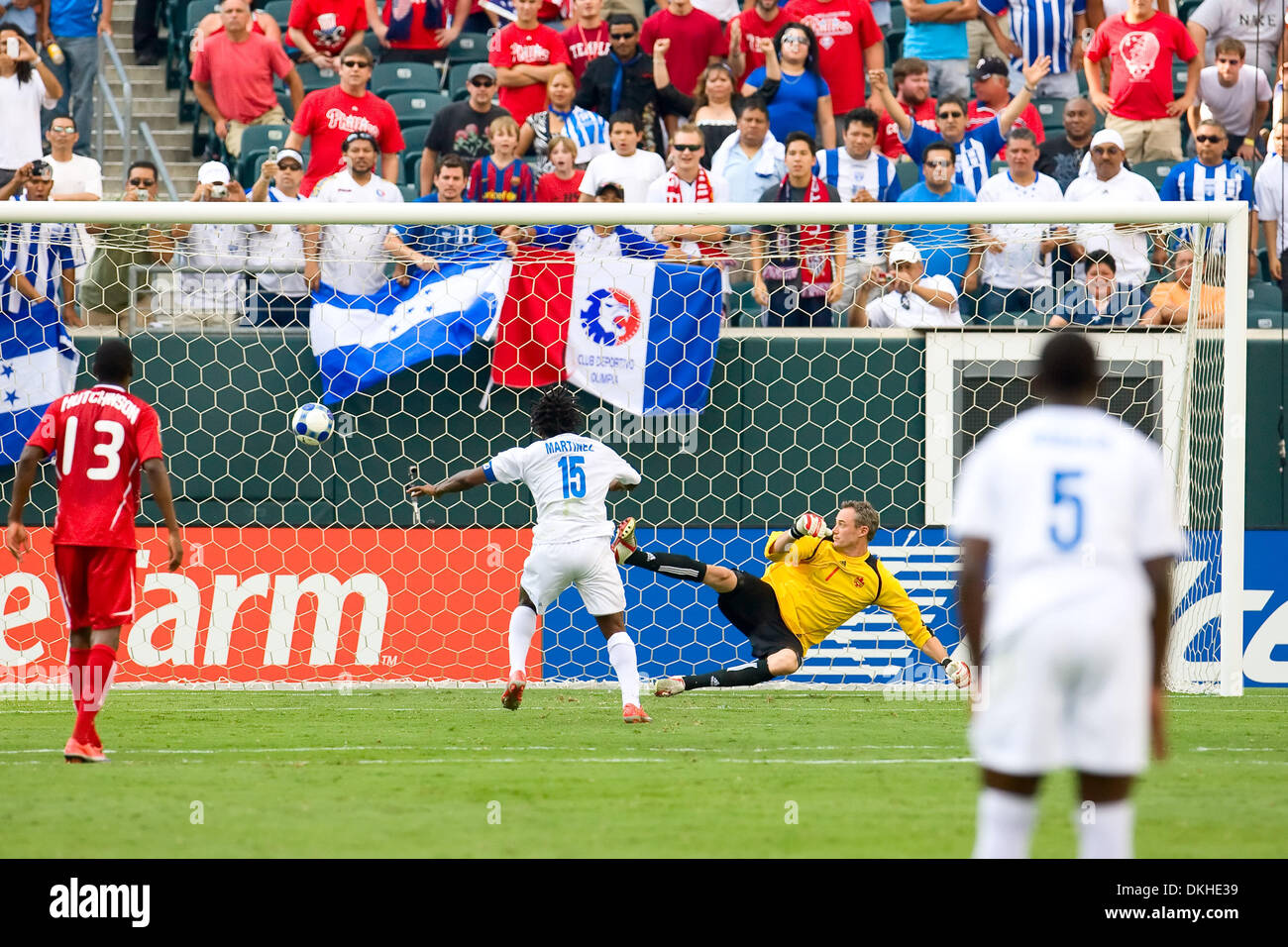 Honduras' attacker Walter Martinez (15) kicking the penalty shot for a ...