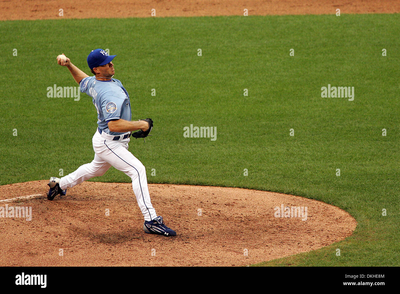 Kansas City Royals' Ron Mahay (32) pitches during the Angels 8 - 5 ...