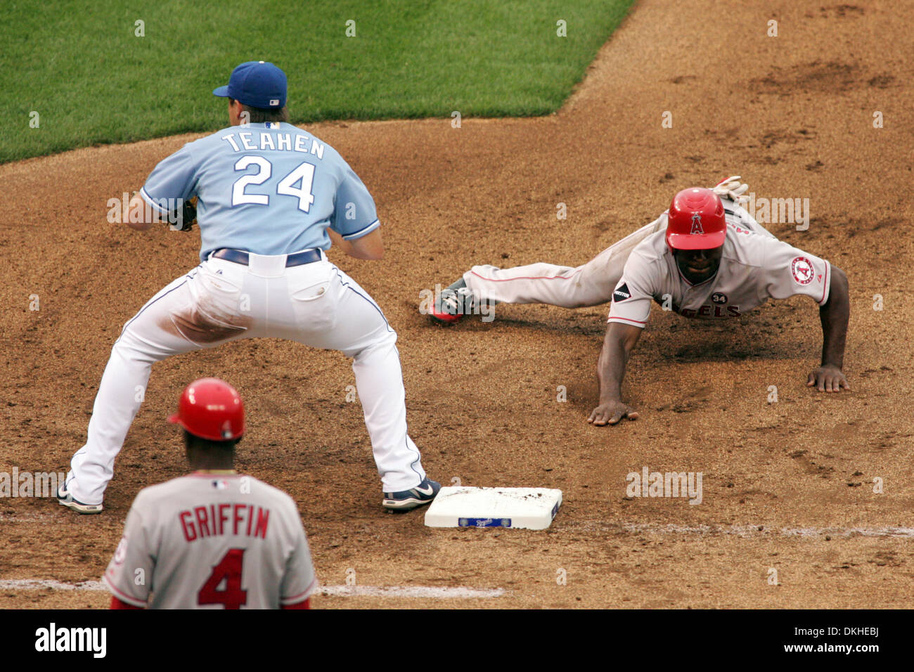 Kansas City Royals' Mark Teahen (24) dives back to first base during ...