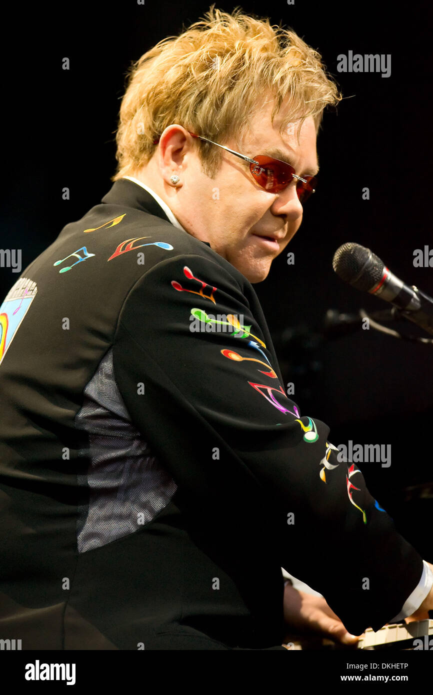 Elton john performing hi-res stock photography and images - Alamy