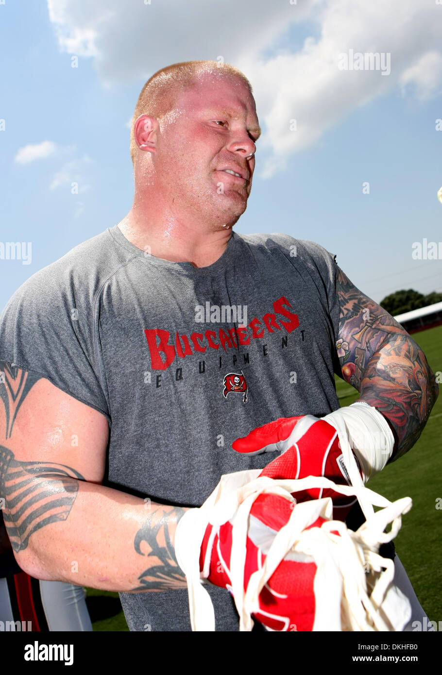 Chris hovan tampa bay buccaneers hi-res stock photography and images ...
