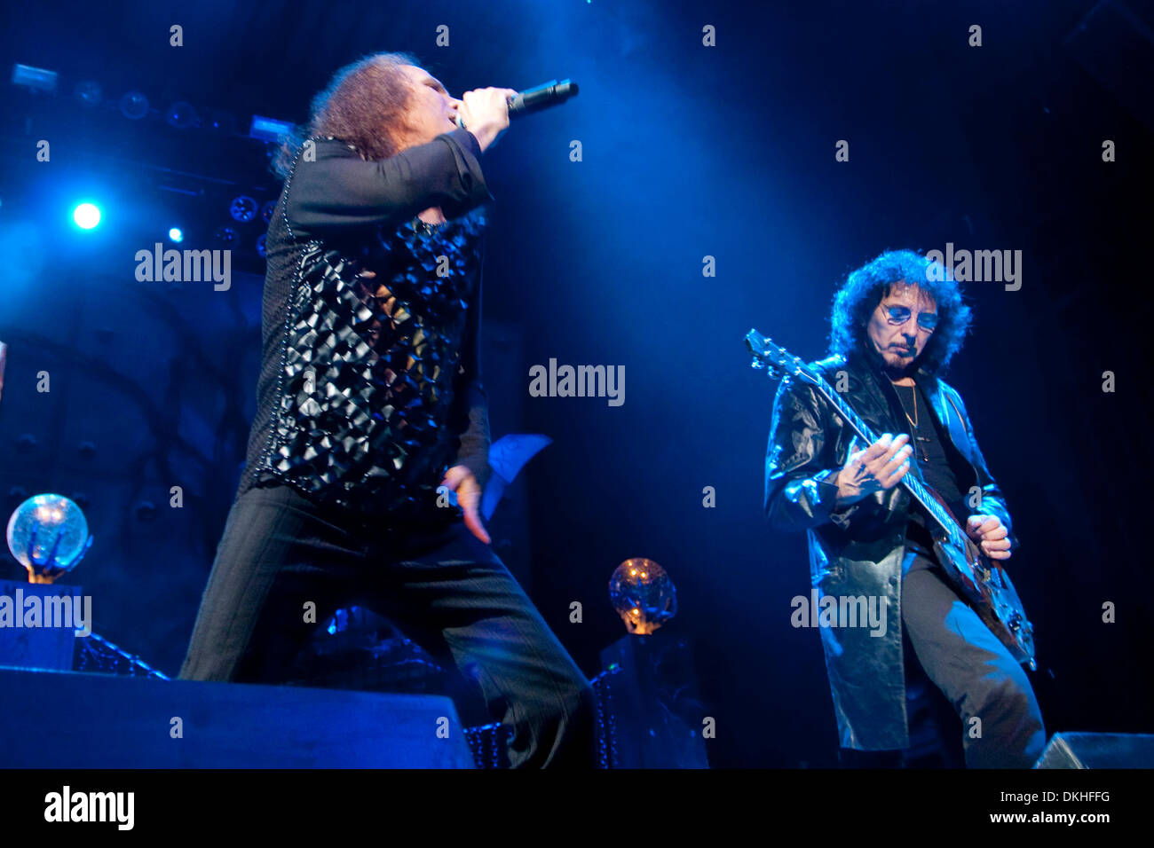 Heaven and Hell lead singer Ronnie James Dio singing with Tony Iommi ...