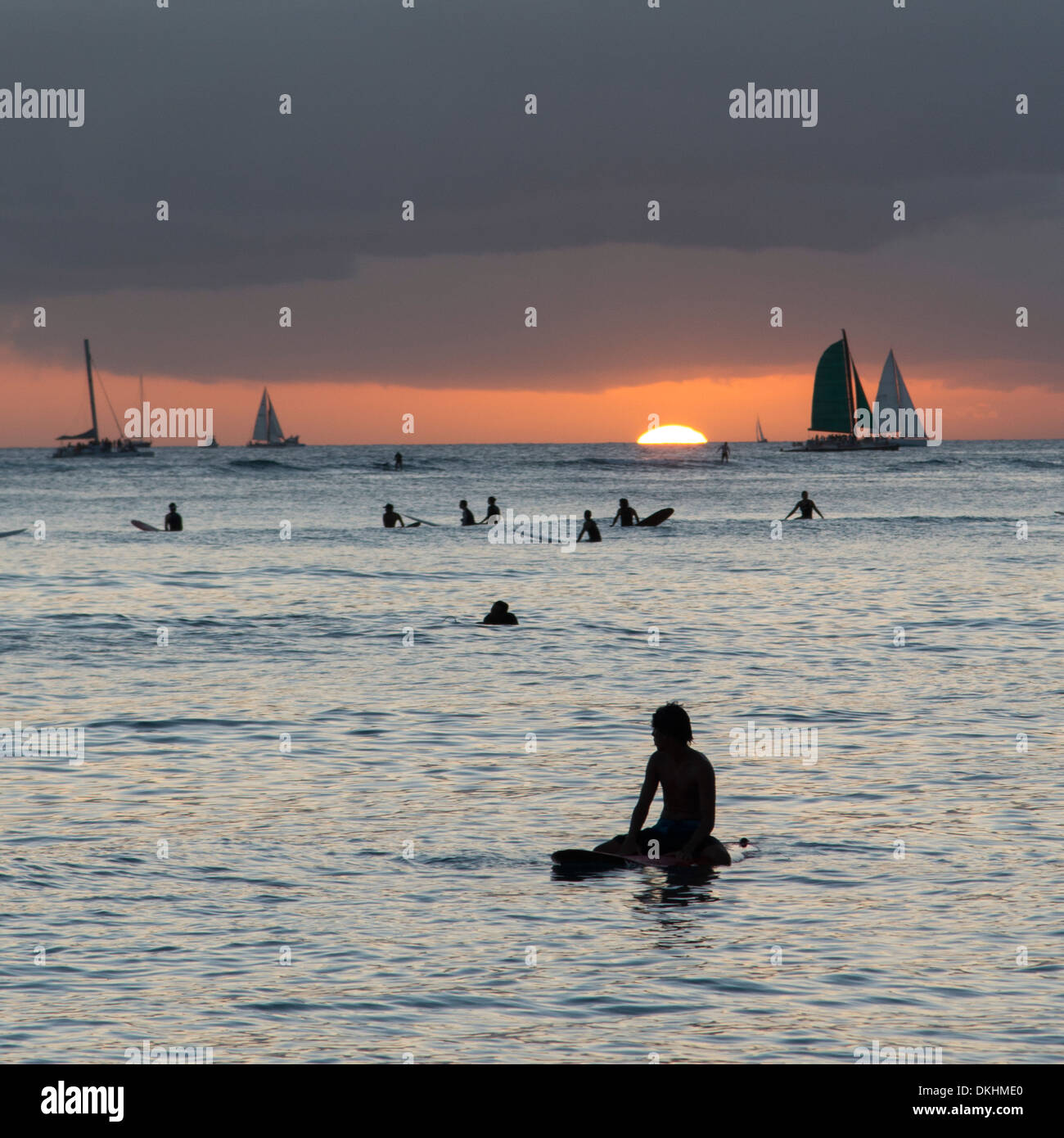Surfing sunset group hi-res stock photography and images - Alamy