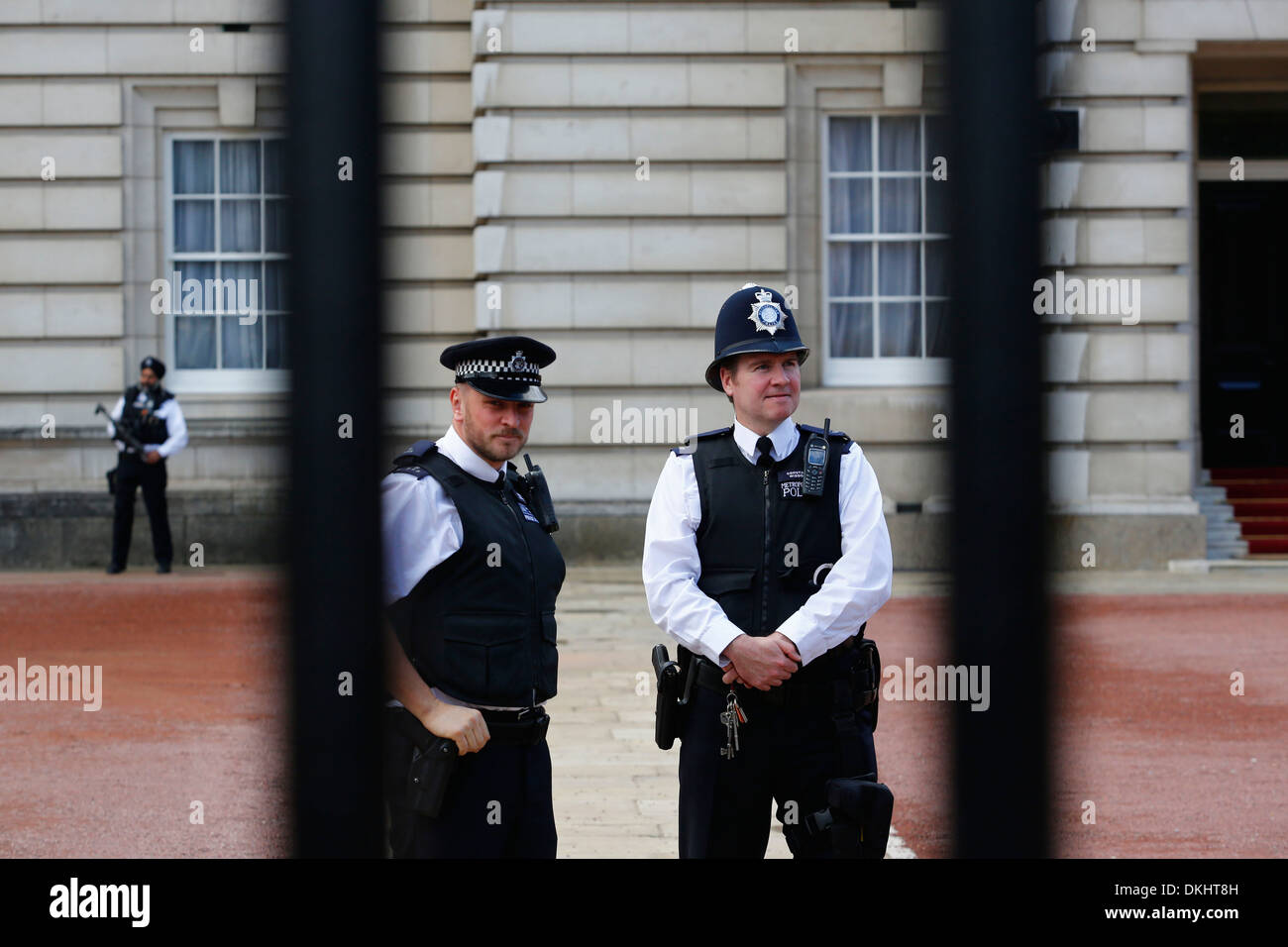 British police outside Buckingham Palace in London, Britain Stock Photo ...
