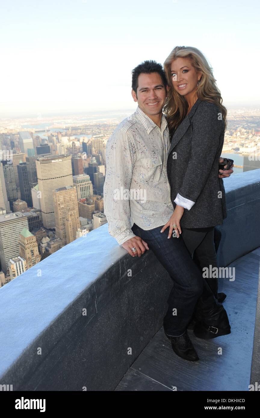 Nov 24, 2009 - Manhattan, New York, USA - JOHNNY DAMON with wife ...