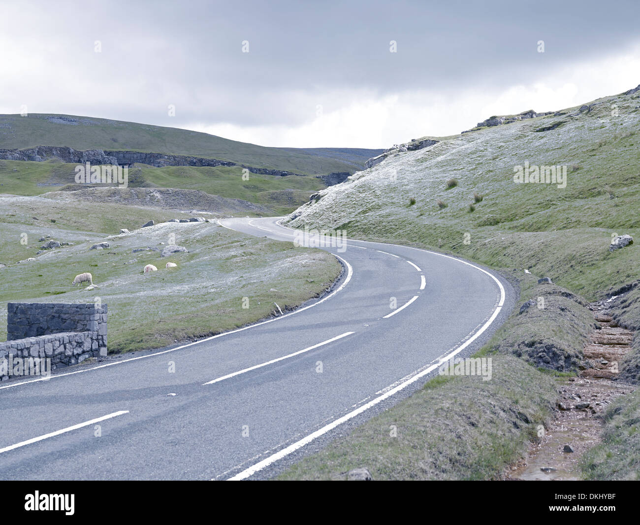 Frosty road in the Brecon Beacons Stock Photo - Alamy