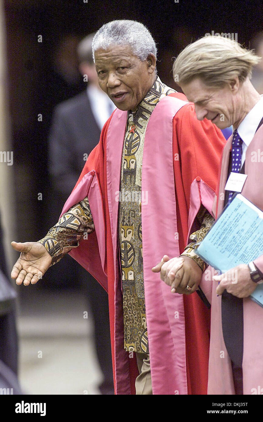 NELSON MANDELA 'DANCING WITH THE DONS' AT CAMBRIDGE UNIVERSITY Stock ...