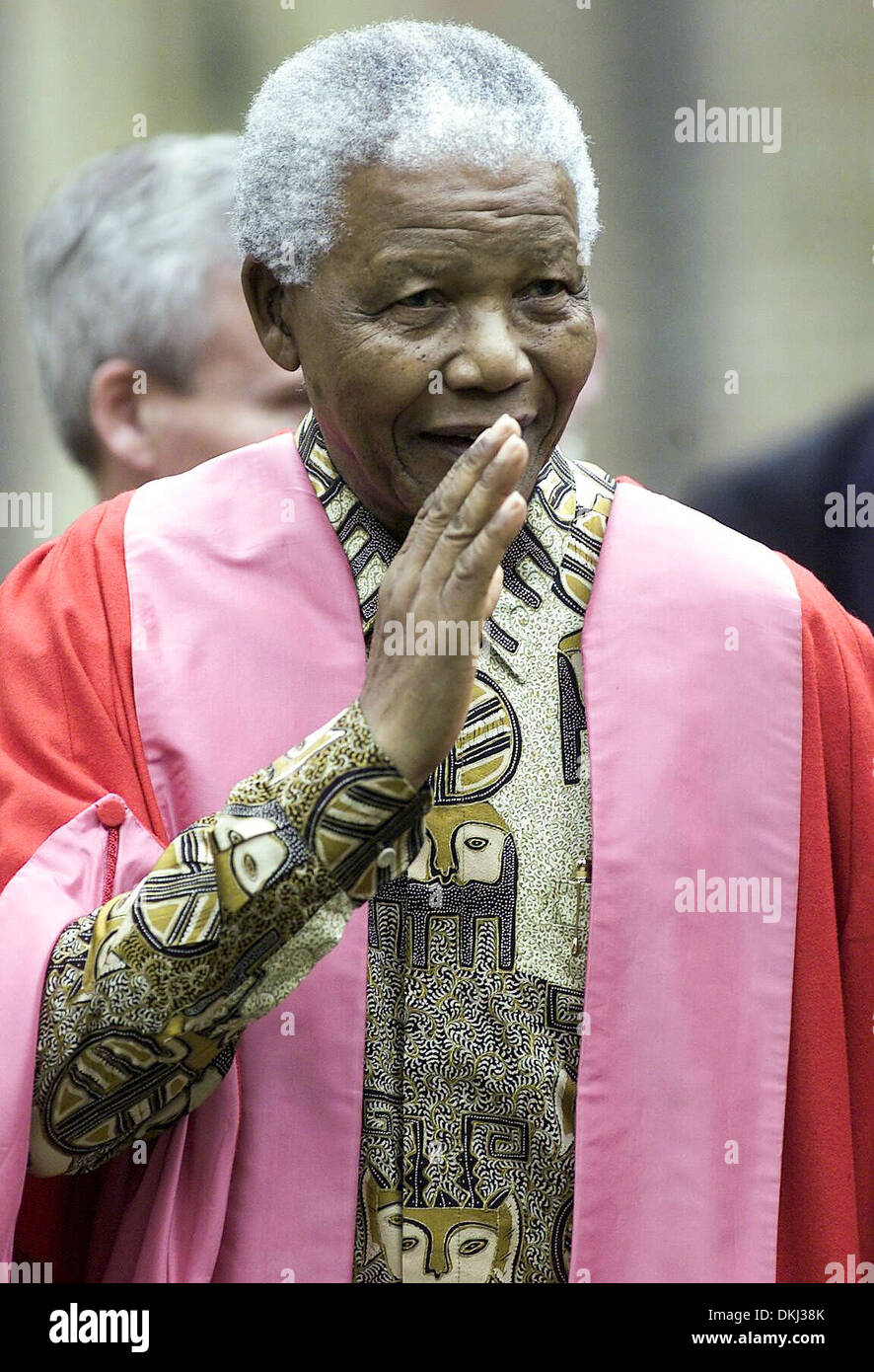 NELSON MANDELA 'DANCING WITH THE DONS' AT CAMBRIDGE UNIVERSITY Stock ...