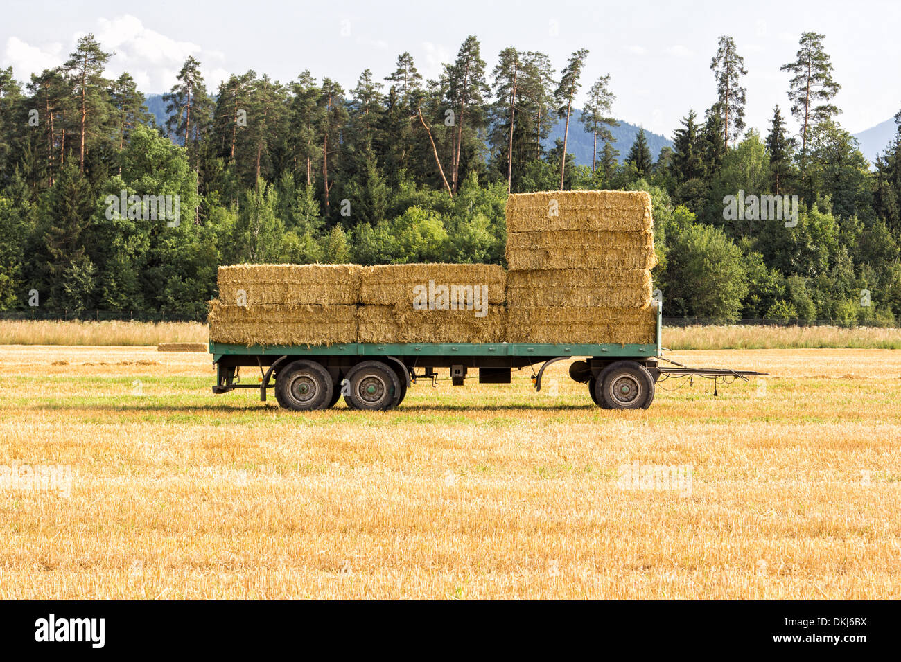 Bale hay wagon wheel hi-res stock photography and images - Alamy
