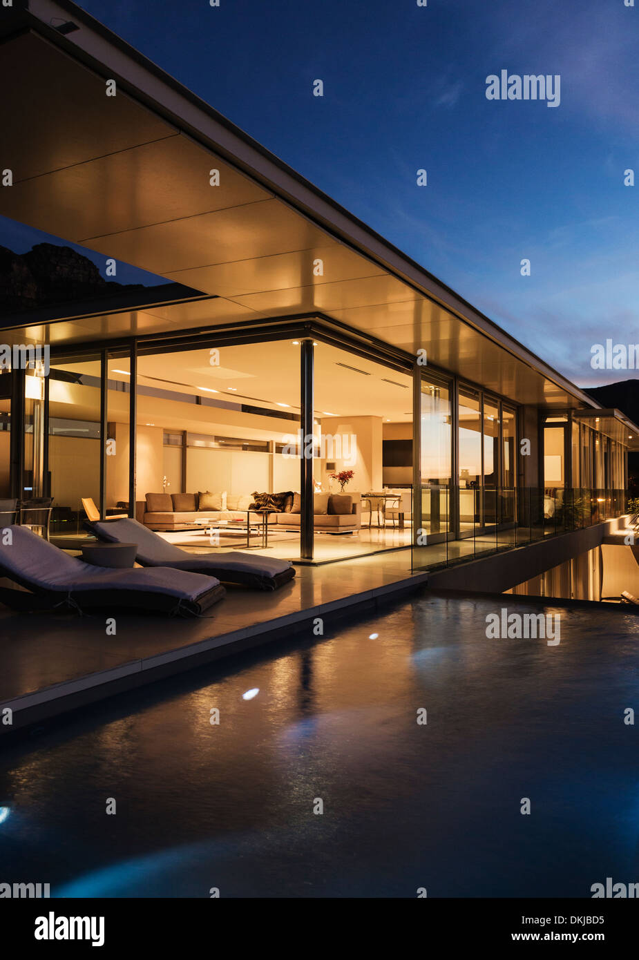 Modern house illuminated at night hi-res stock photography and images ...