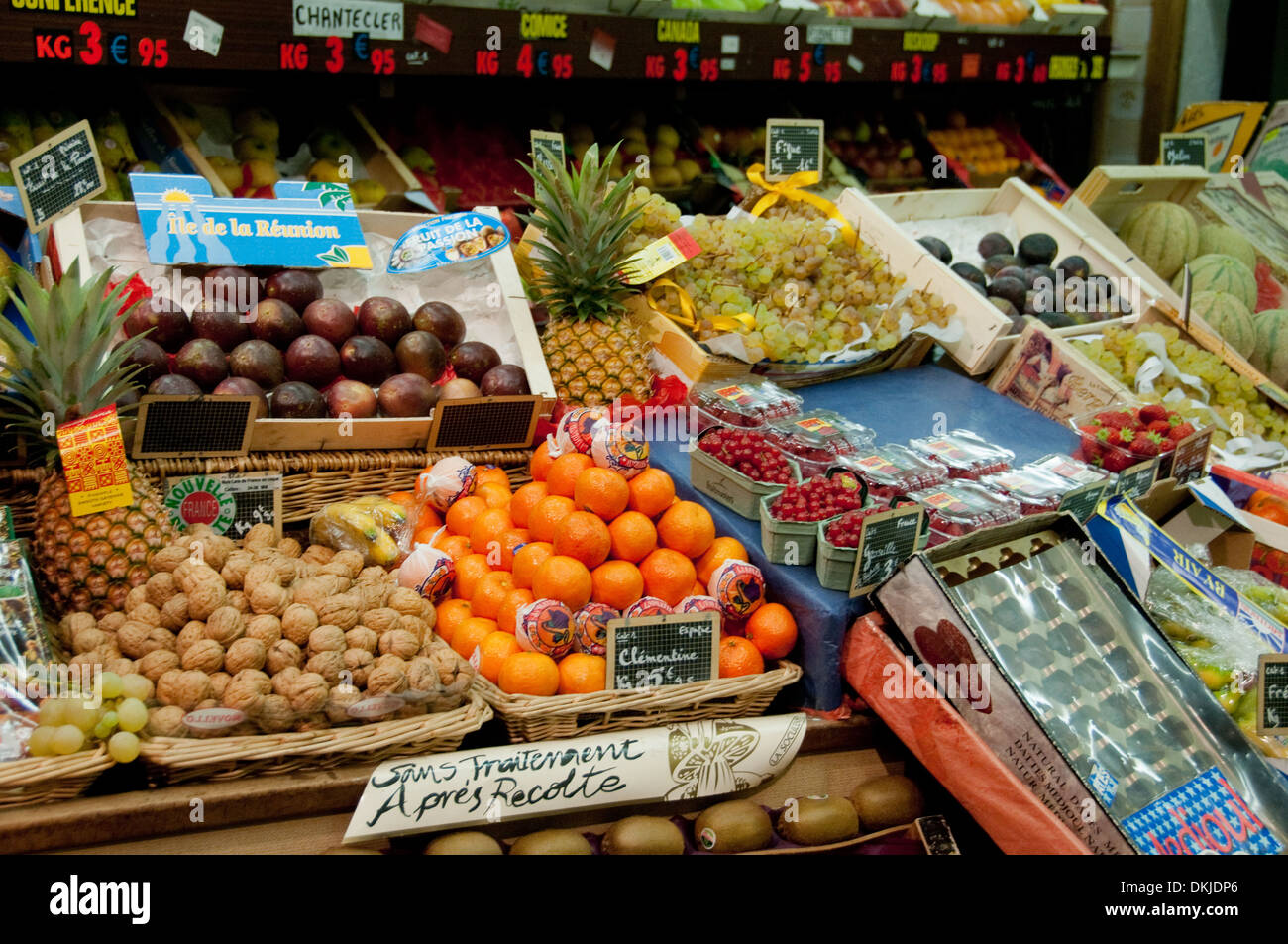 Fruit Market in Paris Stock Photo - Alamy