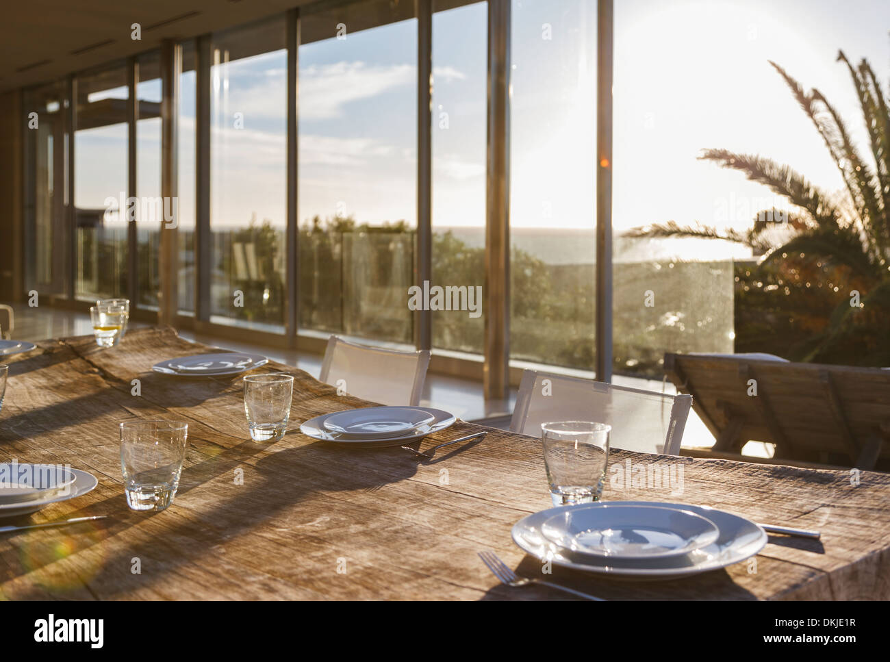 Waterfront dining table hi-res stock photography and images - Alamy