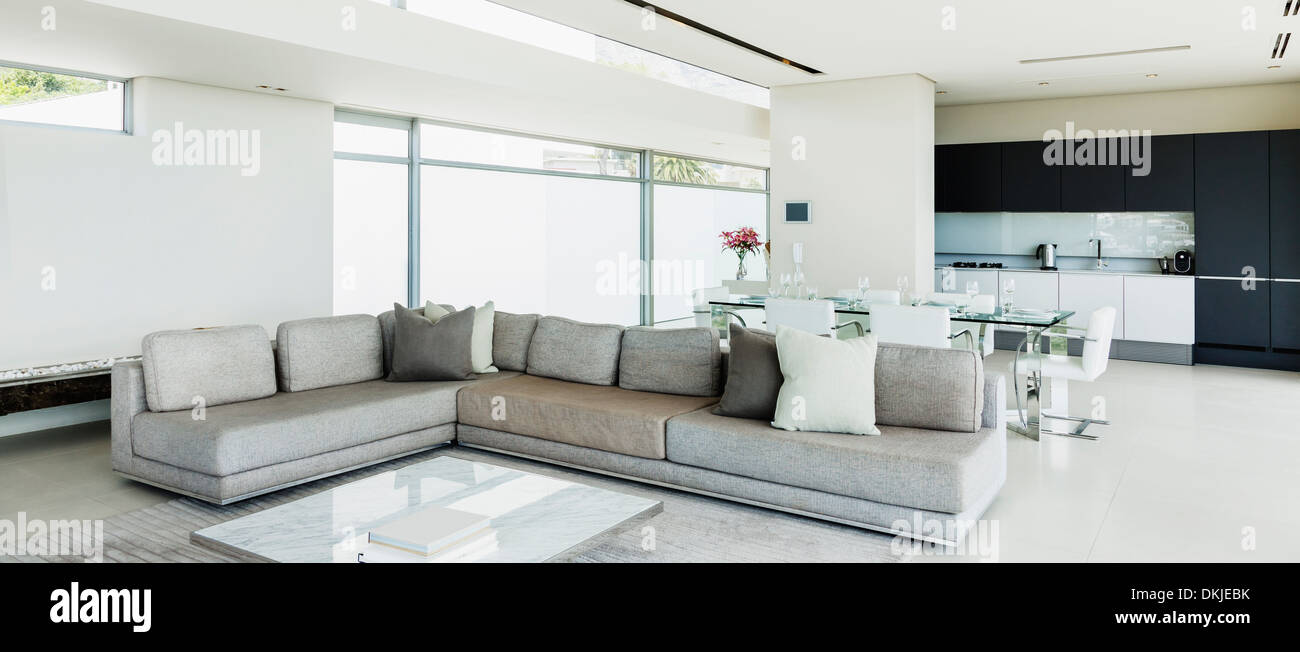 Modern open floor plan Stock Photo - Alamy