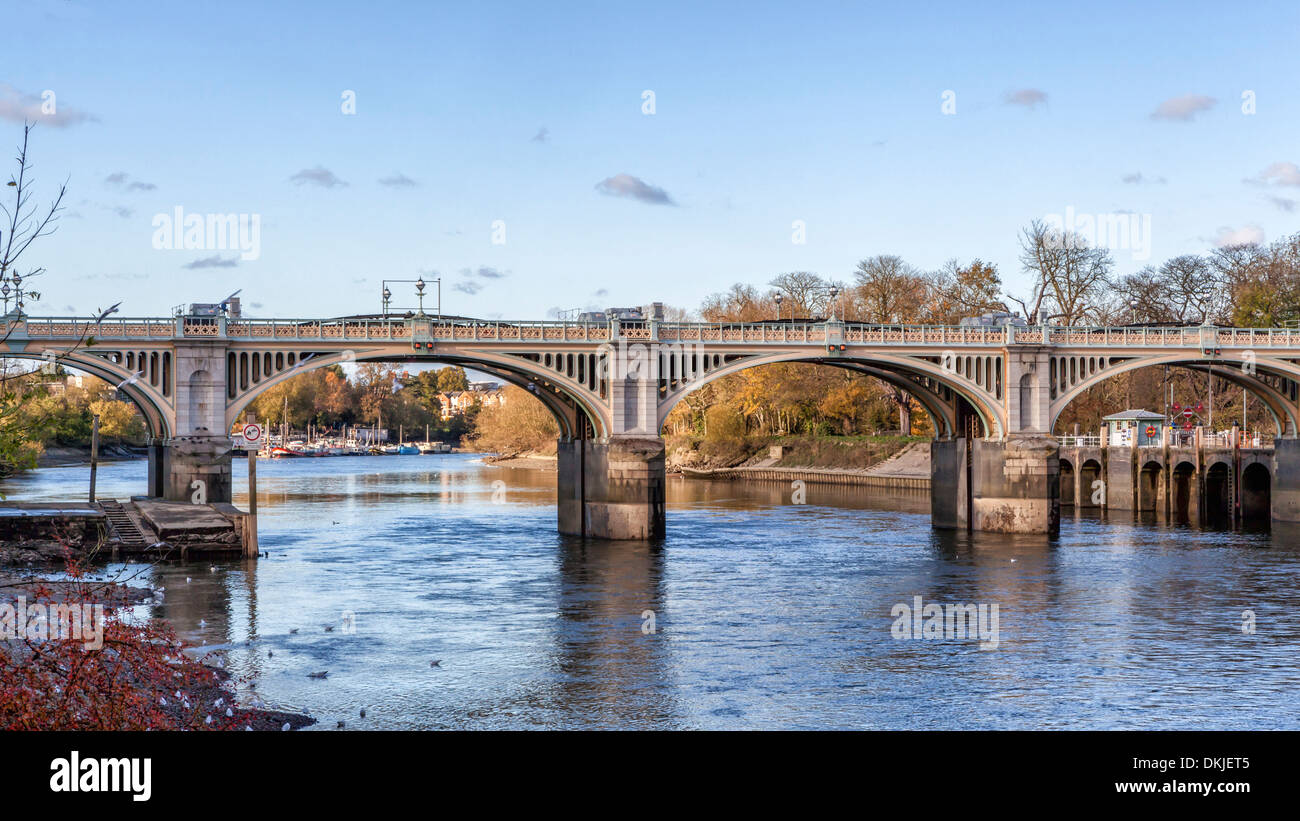 Richmond lock weir weirs lifted annual hi-res stock photography and ...