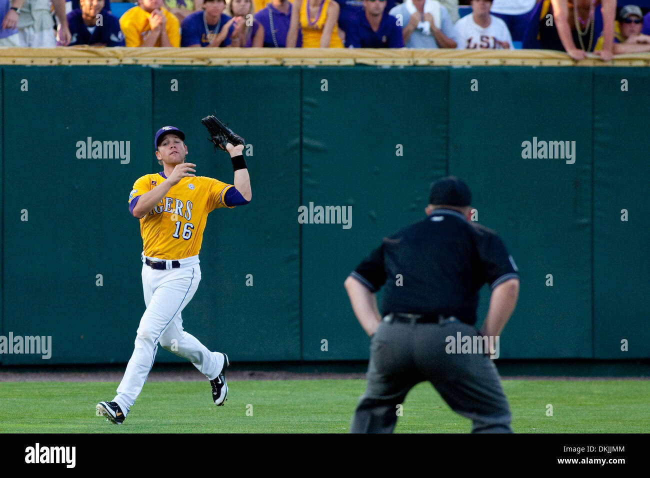 June 24, 2009 - Omaha, NE, U.S - 24 June 2009: LSU's Ryan Schimpf #16 a ...