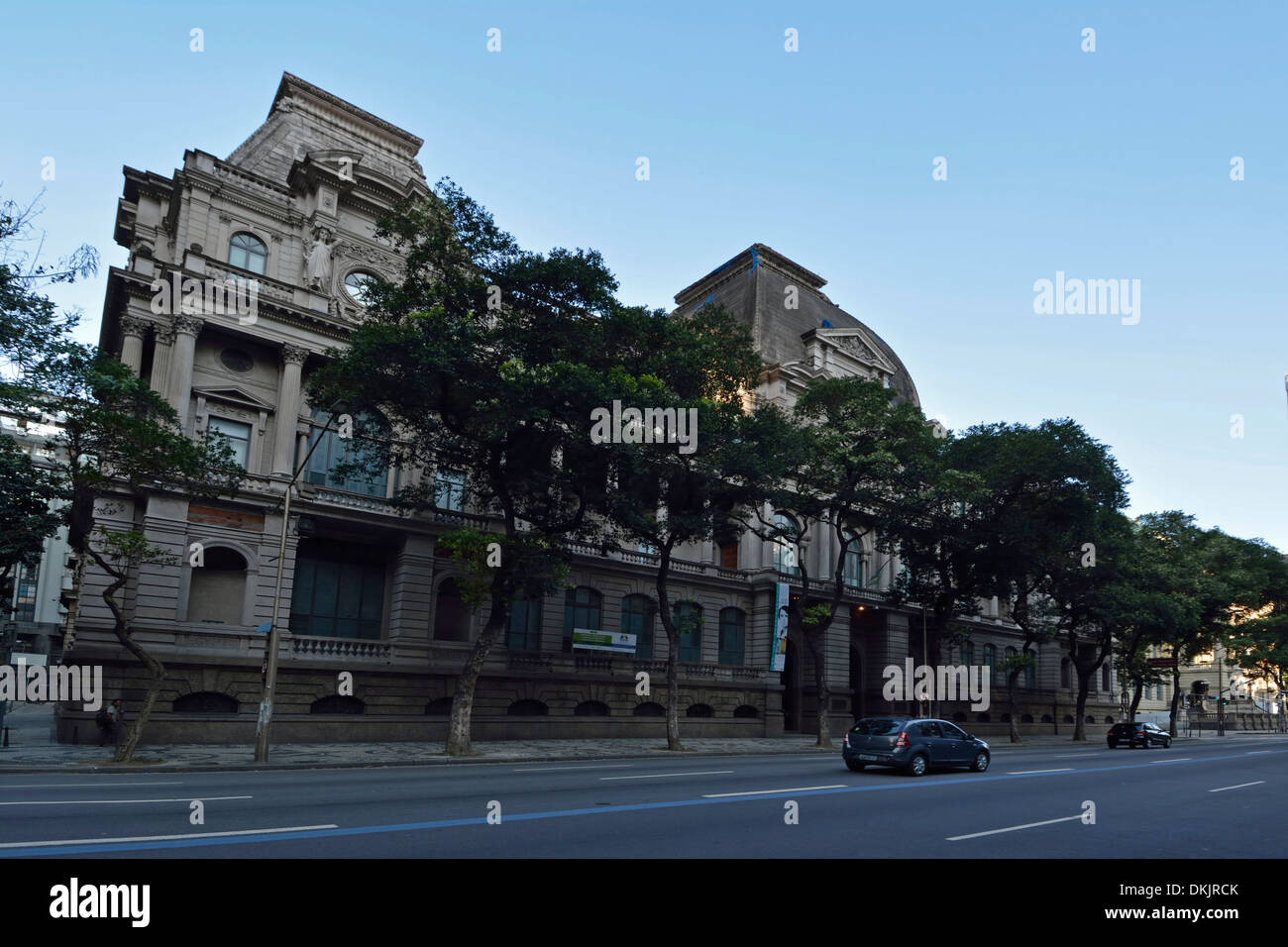 Museum of Fine Arts ( Museu Nacional de Belas Artes) on Avenida Rio ...