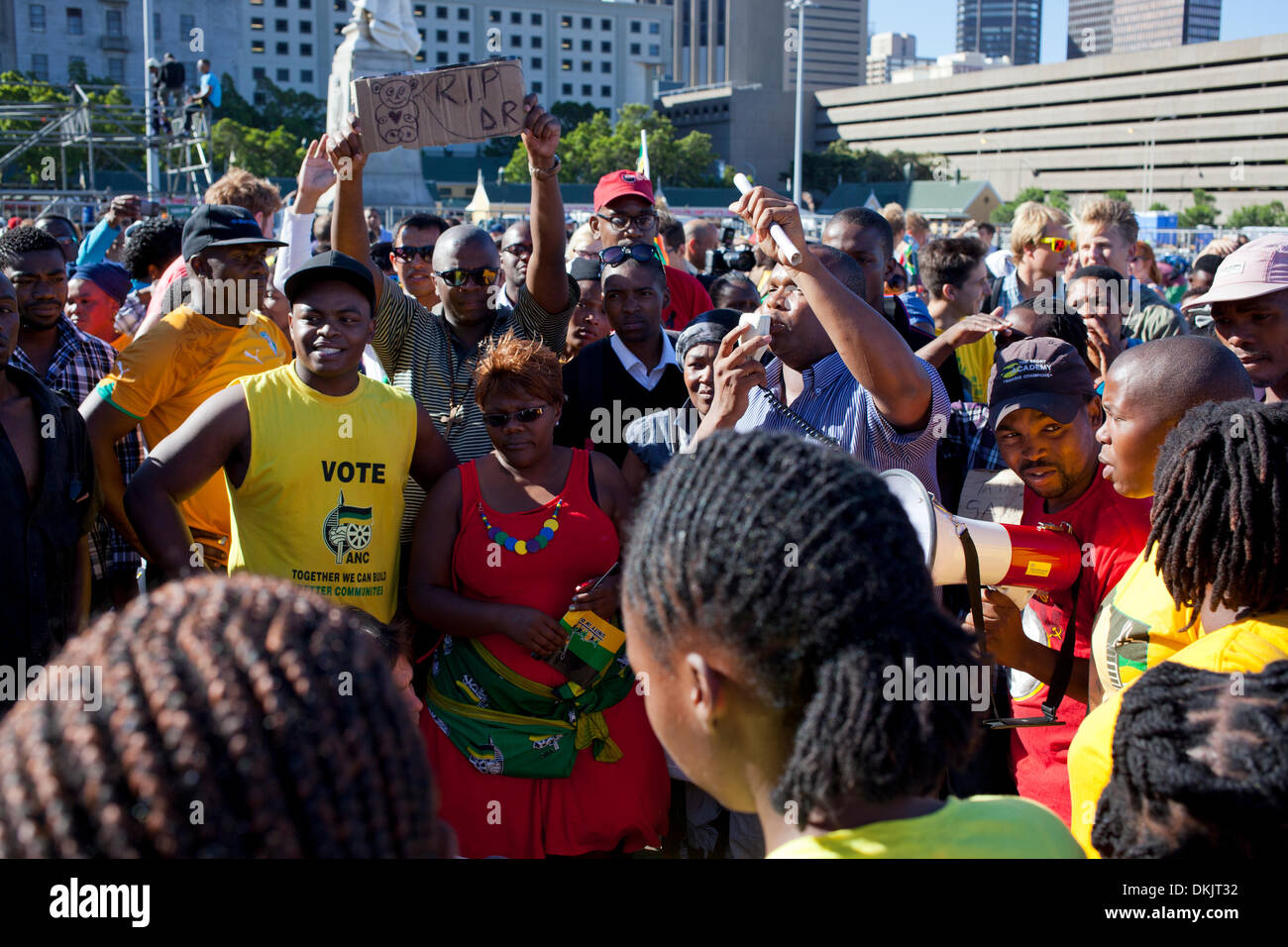 Cape Town, South Africa. 6th Dec, 2013. South Africans gathered at the ...