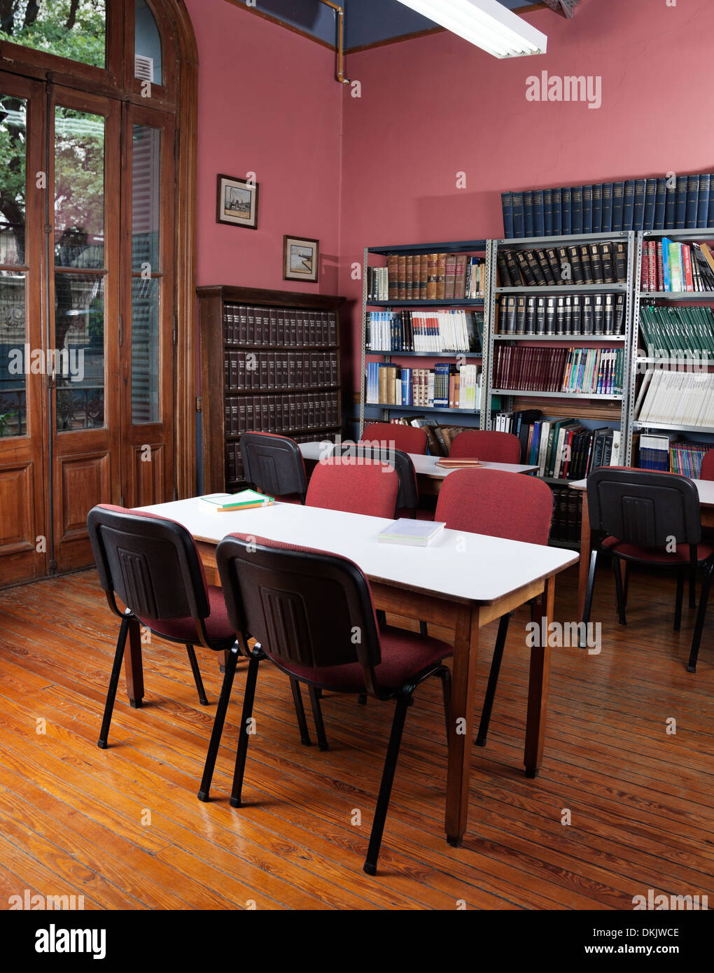 Library shelf arrangement hi-res stock photography and images - Alamy