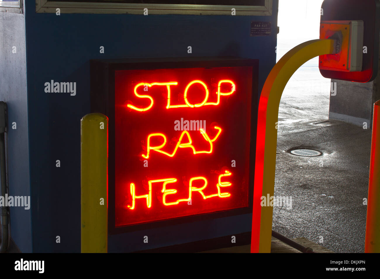 Pay here neon sign hi-res stock photography and images - Alamy