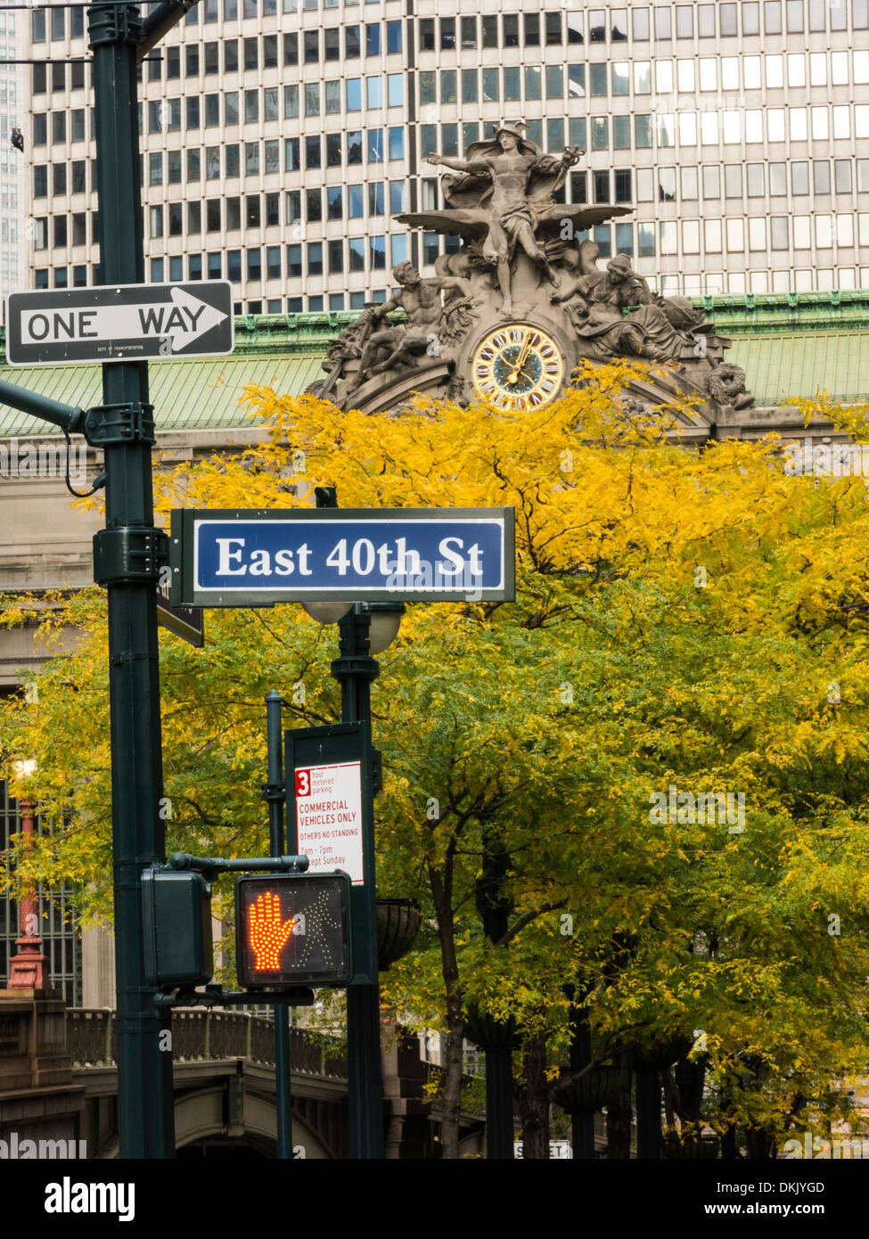 Grand central terminal clock and met life hi-res stock photography and ...