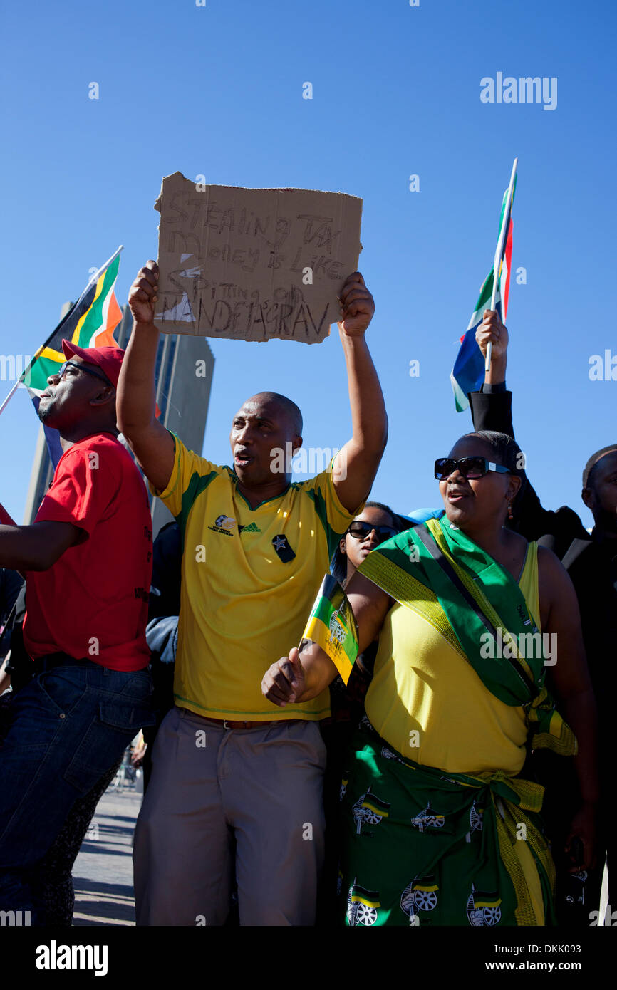 South Africans gathered at the Grand Parade, Cape Town at 5pm this ...