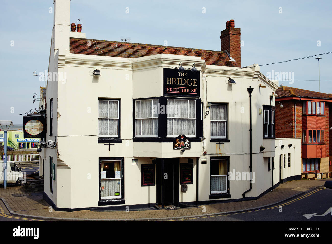 Bridge pub hi-res stock photography and images - Alamy